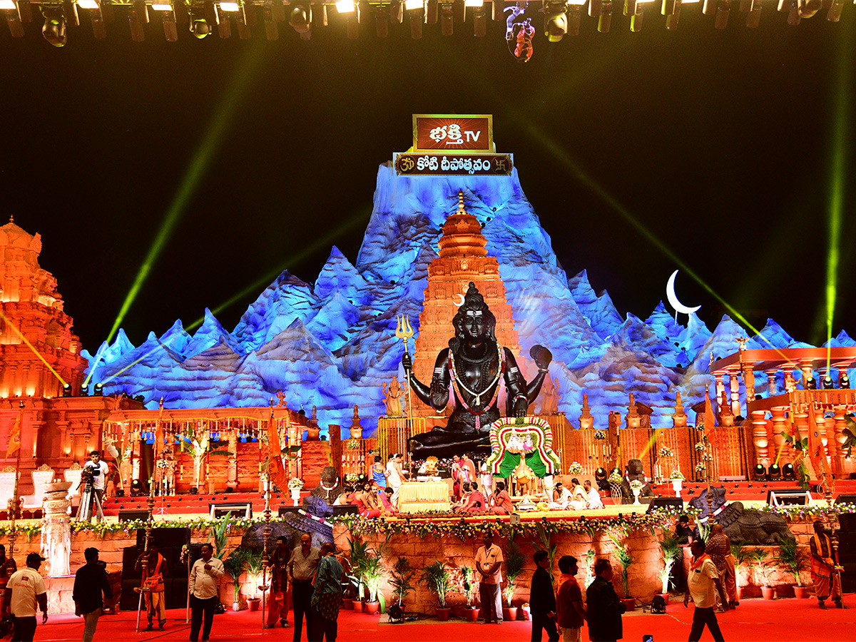 హైదరాబాద్ : ఎన్టీఆర్ స్టేడియంలో ఘనంగా కోటి దీపోత్సవం (ఫొటోలు) | Koti Deepotsavam 2023 In NTR ...